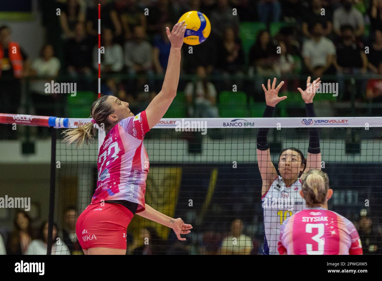 Attack of Jordan Larson (Vero Volley Milano Stock Photo - Alamy