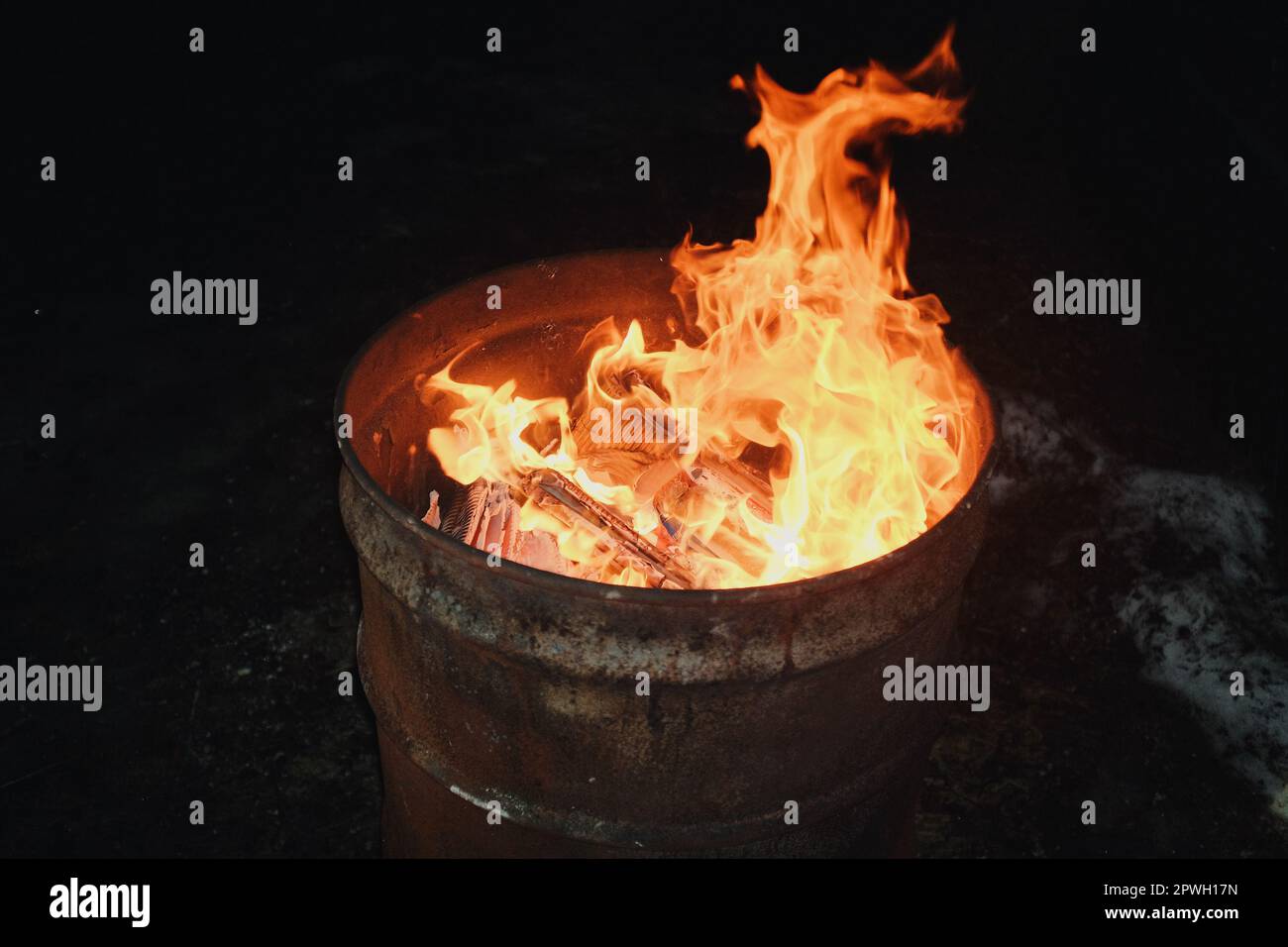 fire burning inside a metal barrel Stock Photo - Alamy