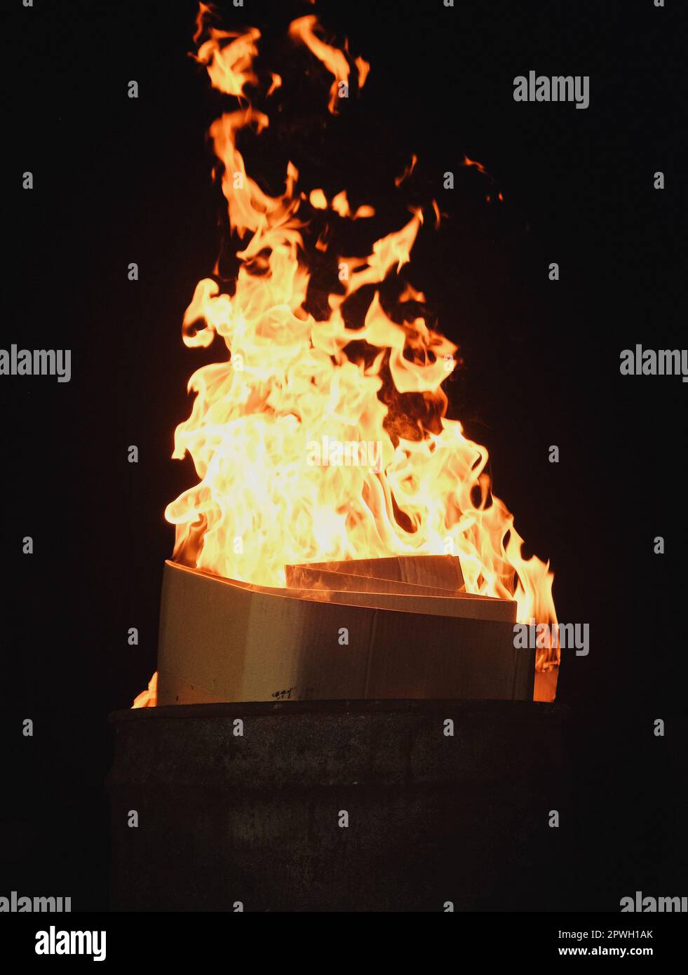 Barrel fire homeless hi-res stock photography and images - Alamy