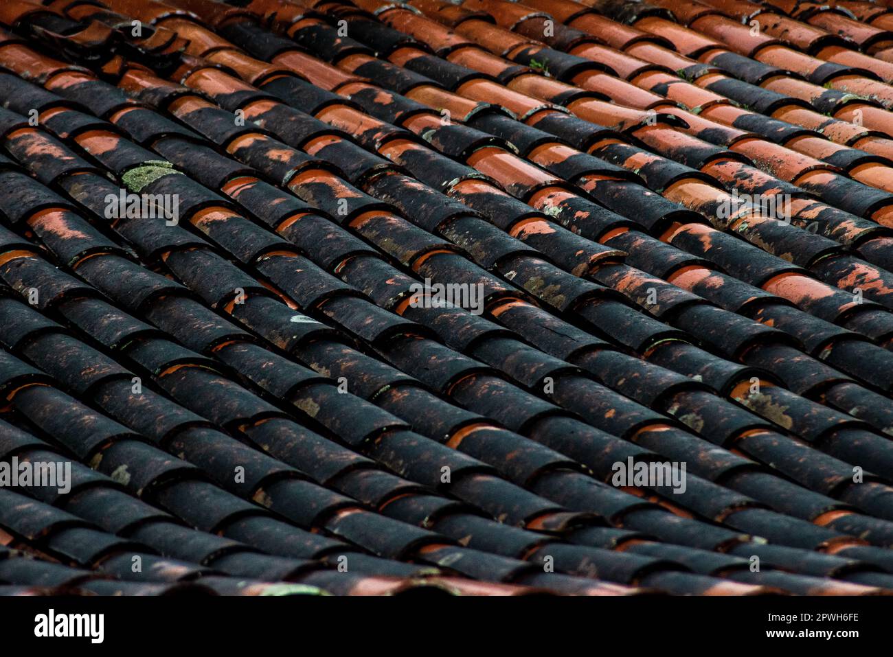 Residential roof tiles texture. regular symmetry Stock Photo - Alamy
