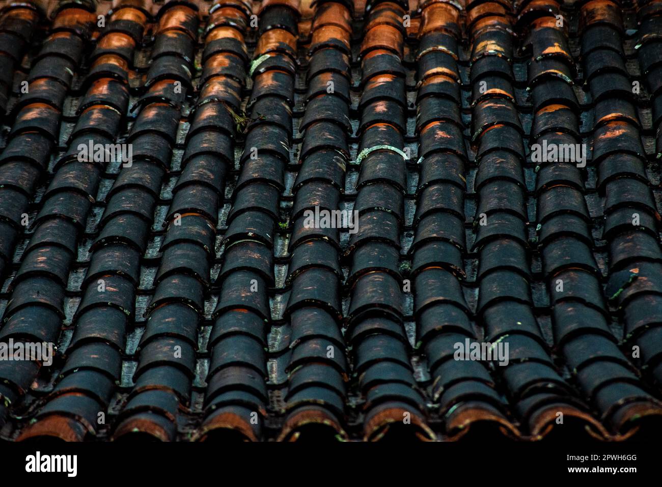 Residential roof tiles texture. regular symmetry Stock Photo - Alamy