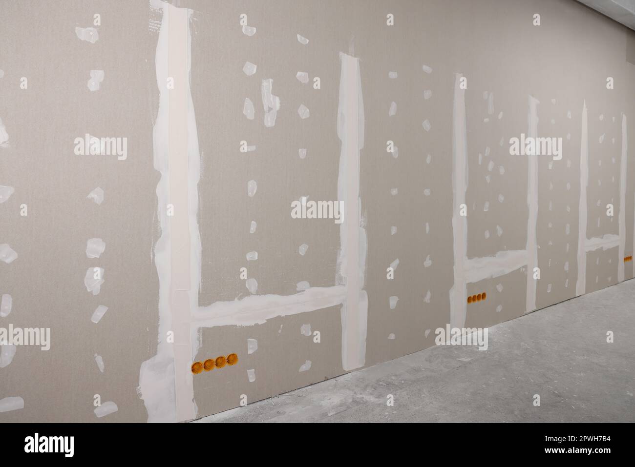 Wall with putty in room. Home renovation Stock Photo - Alamy