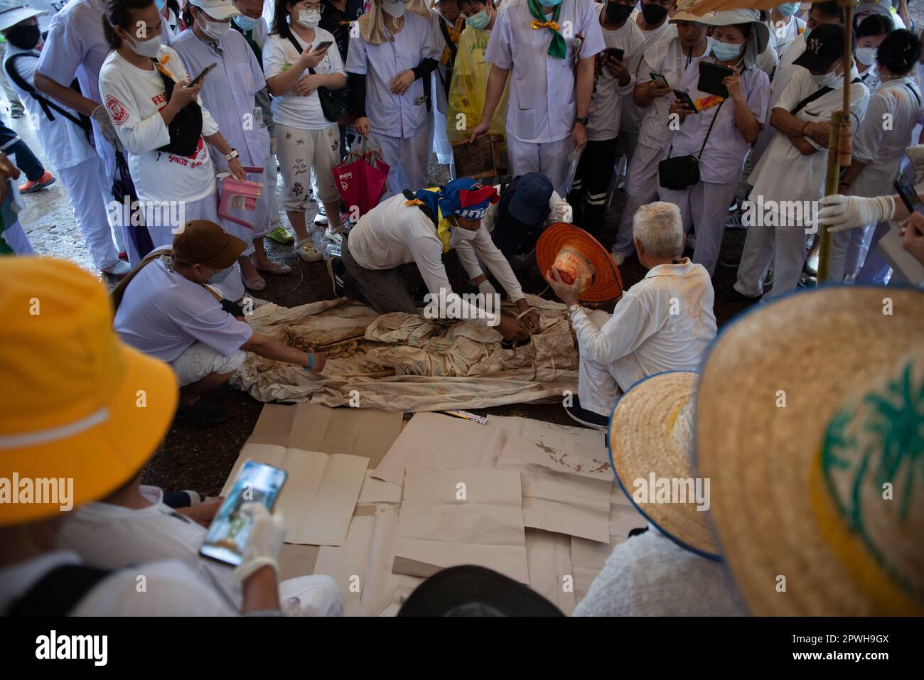 Saraburi, Thailand. 30th Apr, 2023. Volunteers clean human skeletons ...