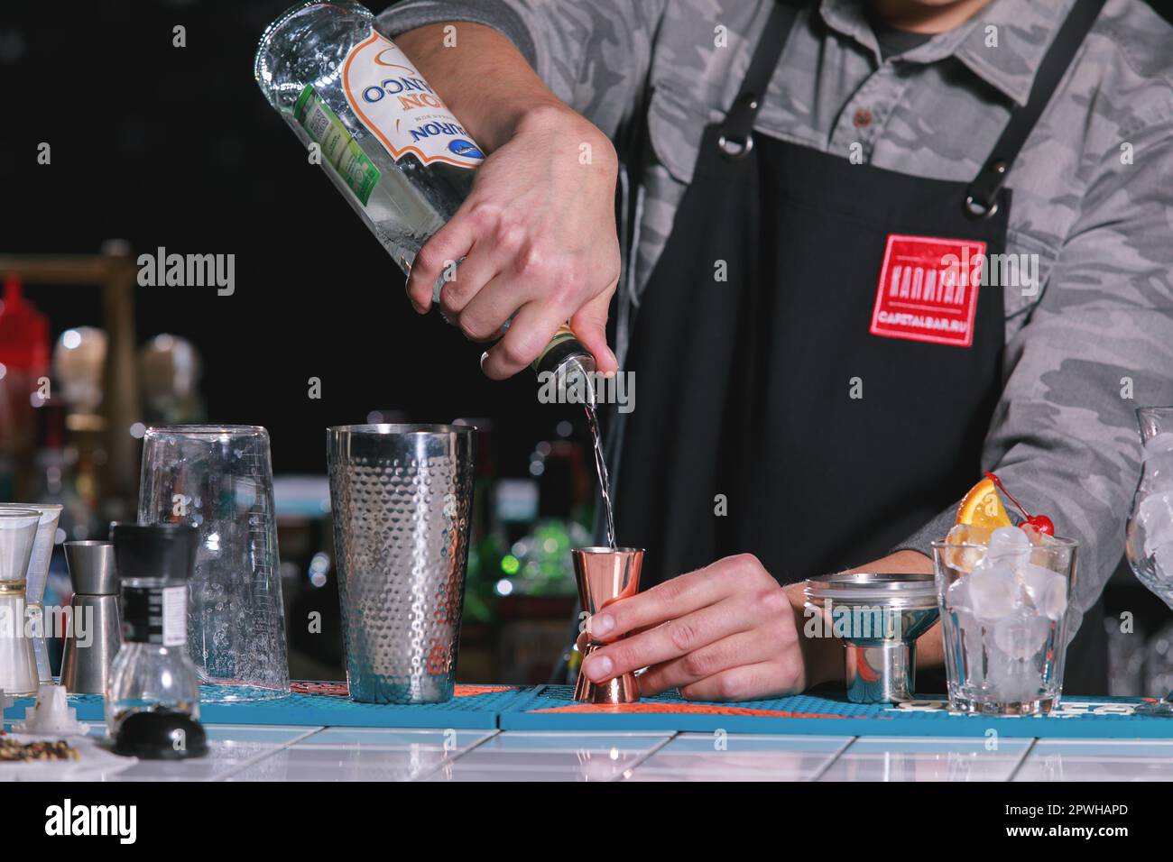 The bartender prepares a cocktail Stock Photo - Alamy