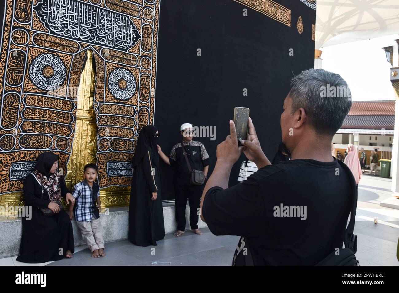 Madiun, Indonesia. 30th Apr, 2023. Tourists visit a miniature the Kaaba ...