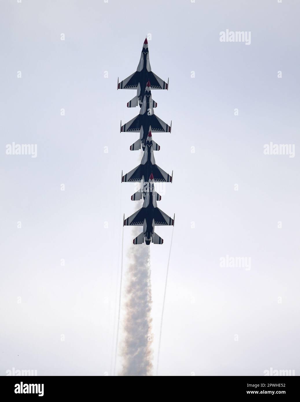 Four Thunderbirds perform a vertical climb at Thunder Over the Sound in ...