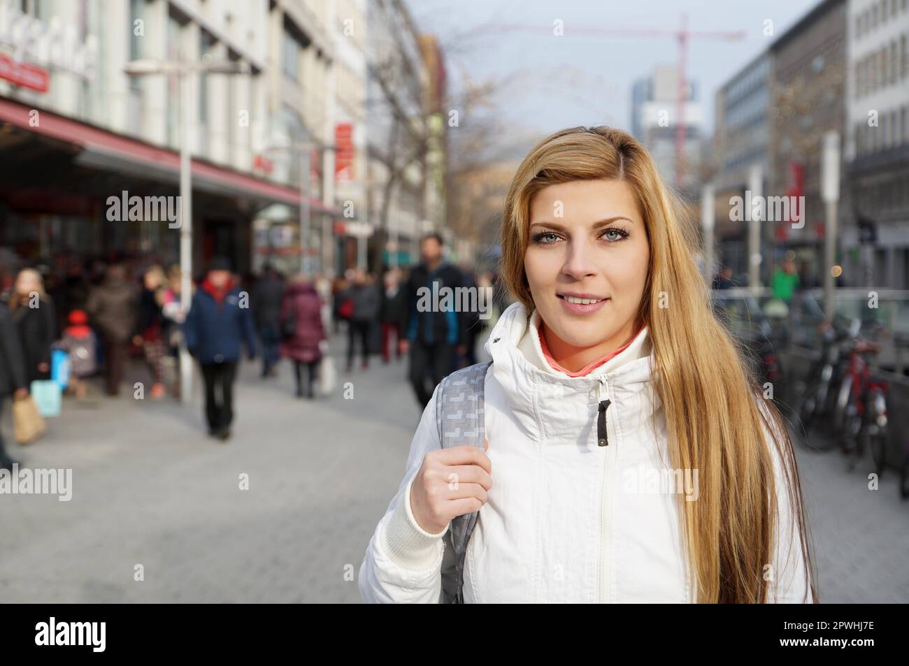 Crowded pedestrian street hi-res stock photography and images - Alamy