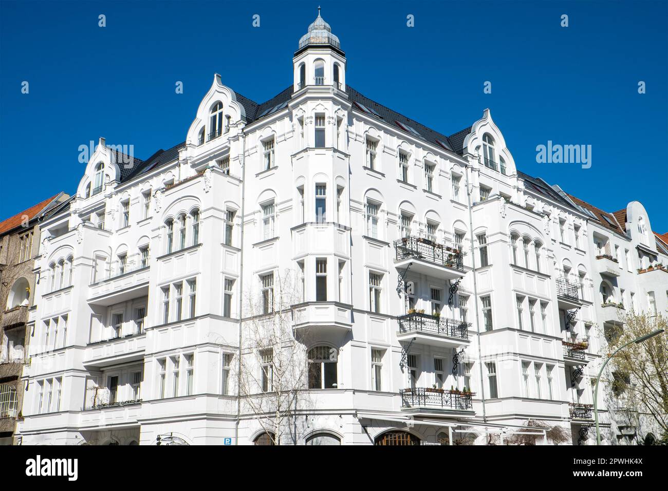 Berlin old apartment building hi-res stock photography and images - Alamy