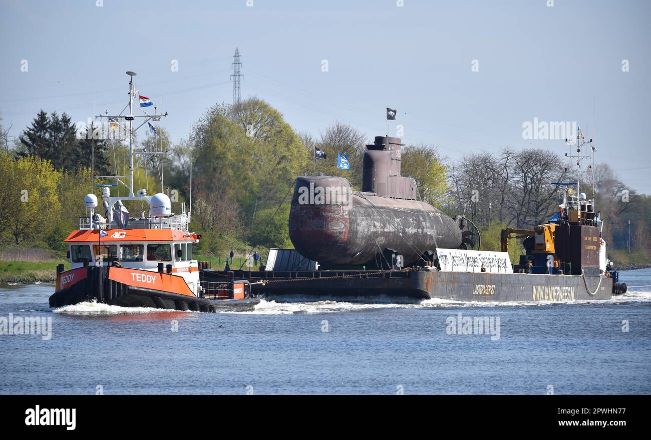 Tugs pulling submarine U 17 on a pontoon in the Kiel Canal, transfer to ...