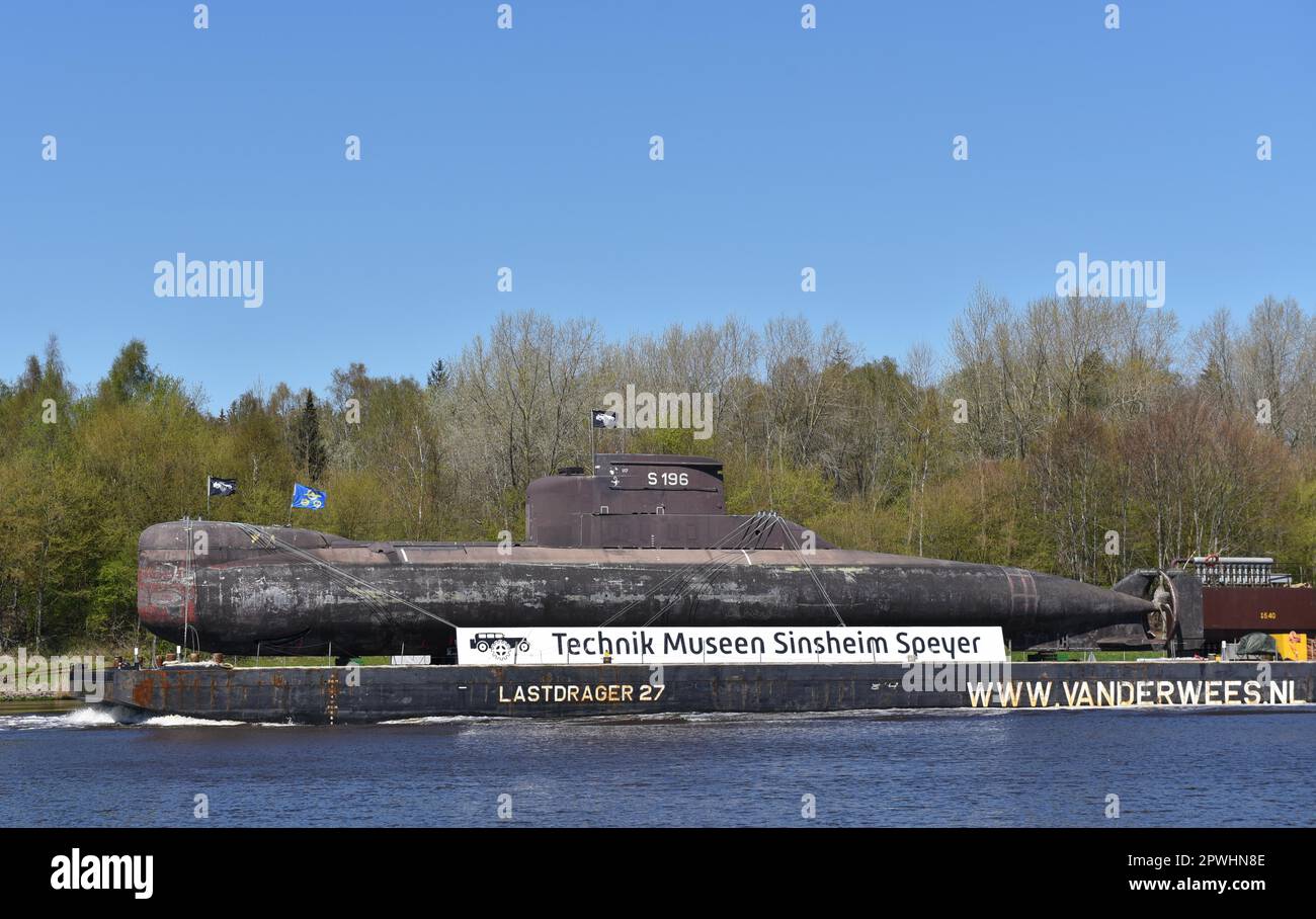 Submarine U 17 on a pontoon in the Kiel Canal, transfer to the Technik ...