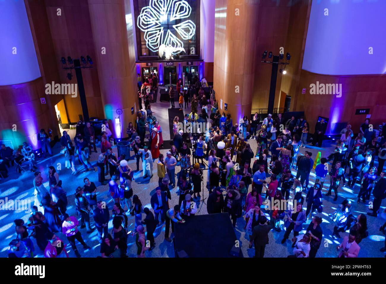 Met ny crowd hi-res stock photography and images - Alamy