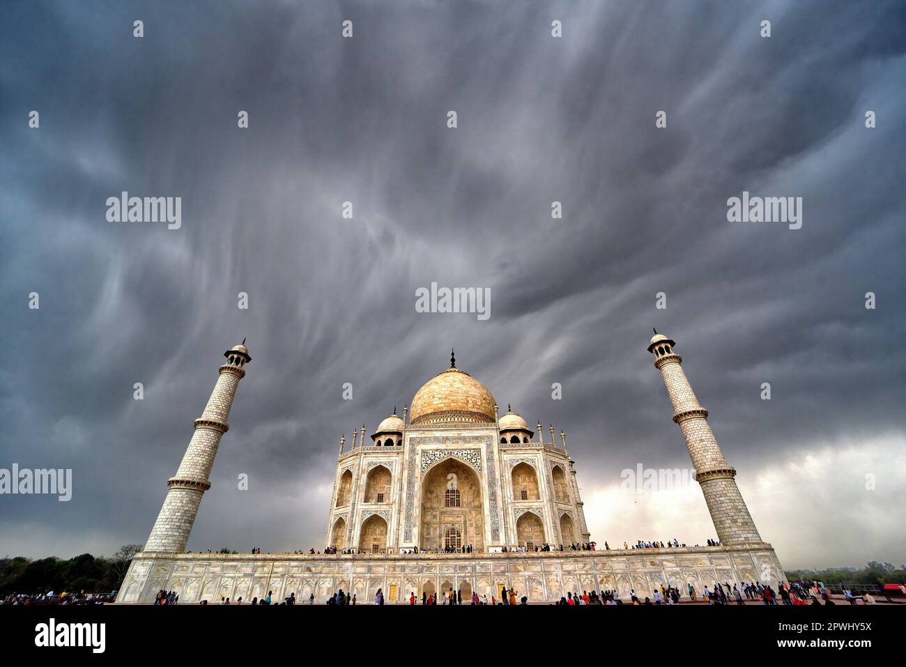 Agra, India. 23rd Apr, 2023. Deep Monsoon Cloud seen over Taj Mahal in ...