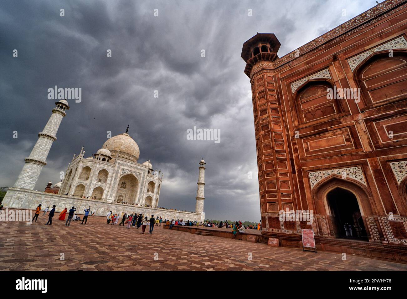 Agra, India. 23rd Apr, 2023. Deep Monsoon Cloud seen over Taj Mahal in ...