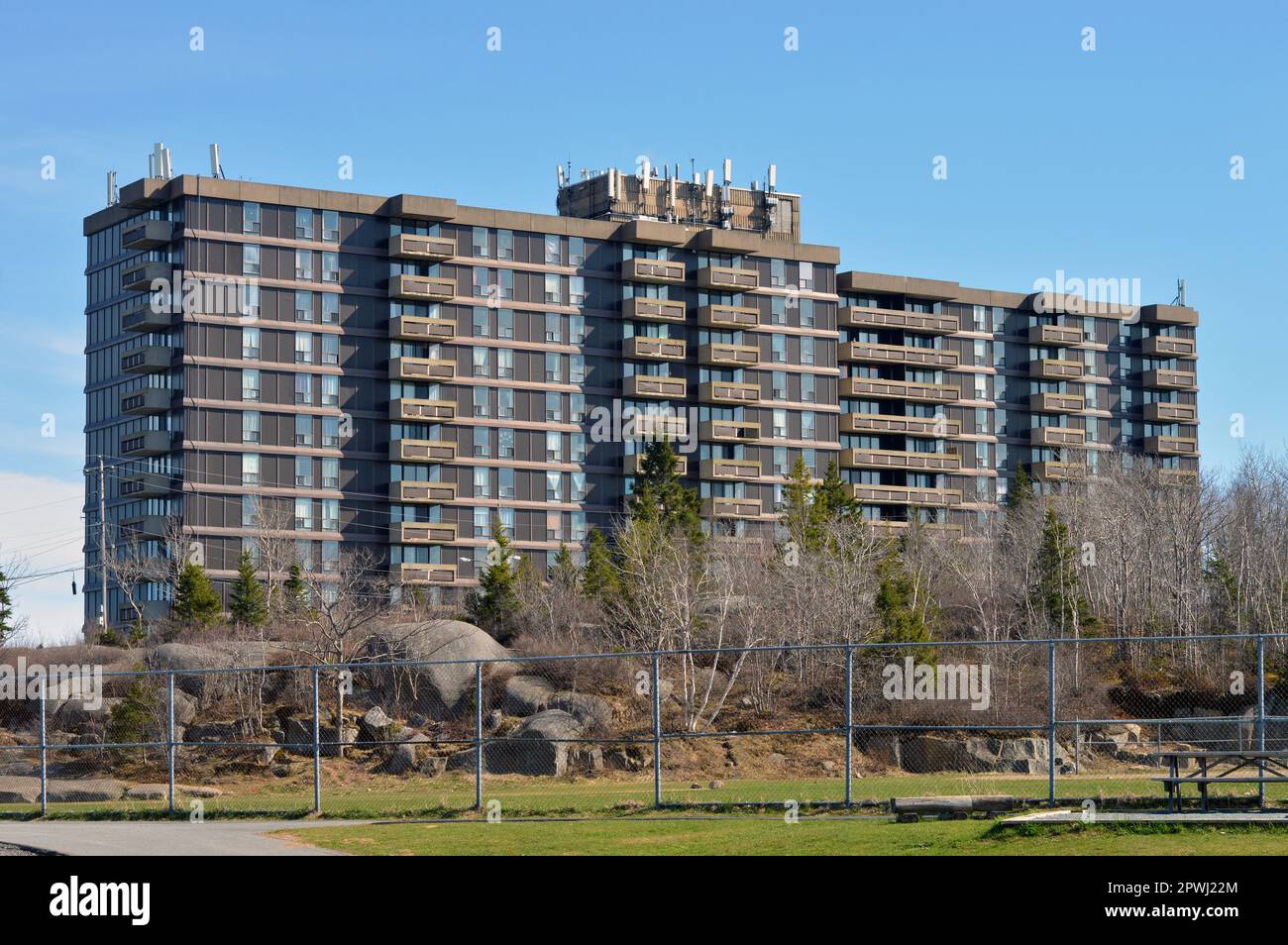 High rise apartment building canada hi-res stock photography and images ...