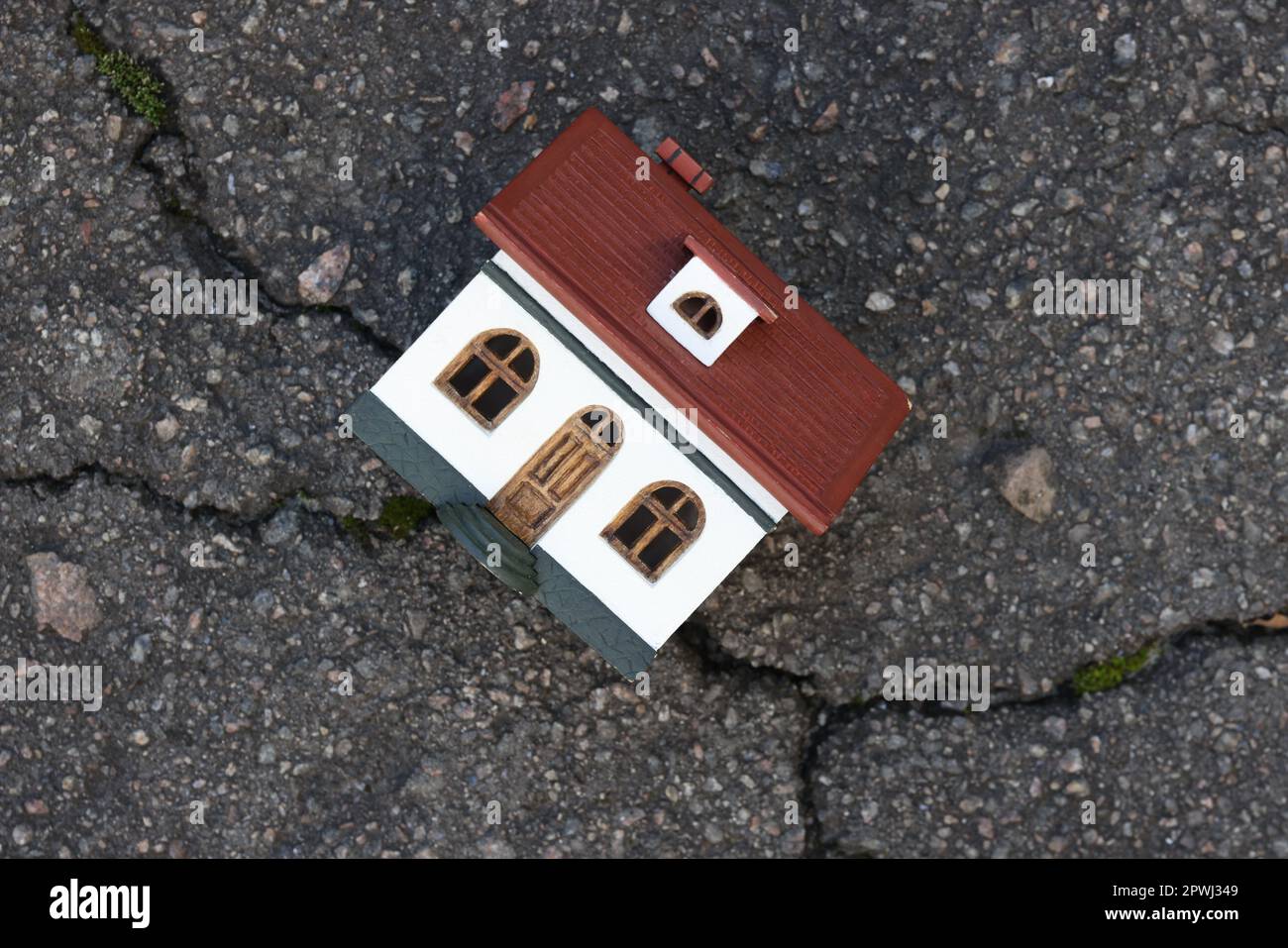 House model on cracked asphalt, top view. Earthquake disaster Stock ...