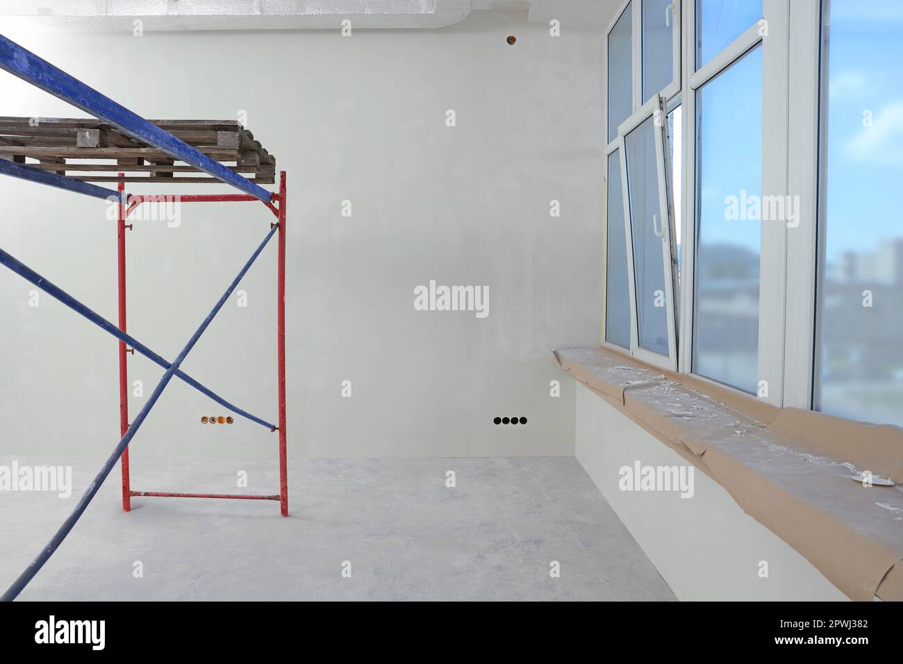 Scaffold in empty room prepared for renovation Stock Photo - Alamy