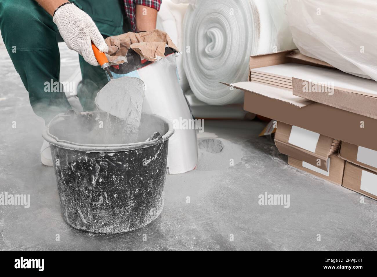 Pouring concrete in bucket hi-res stock photography and images - Alamy