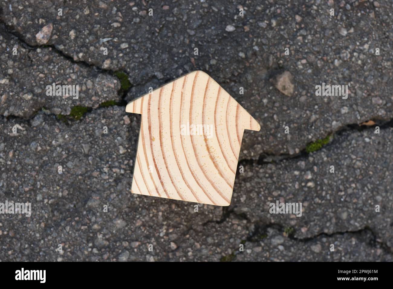 Wooden house model on cracked asphalt, top view. Earthquake disaster ...