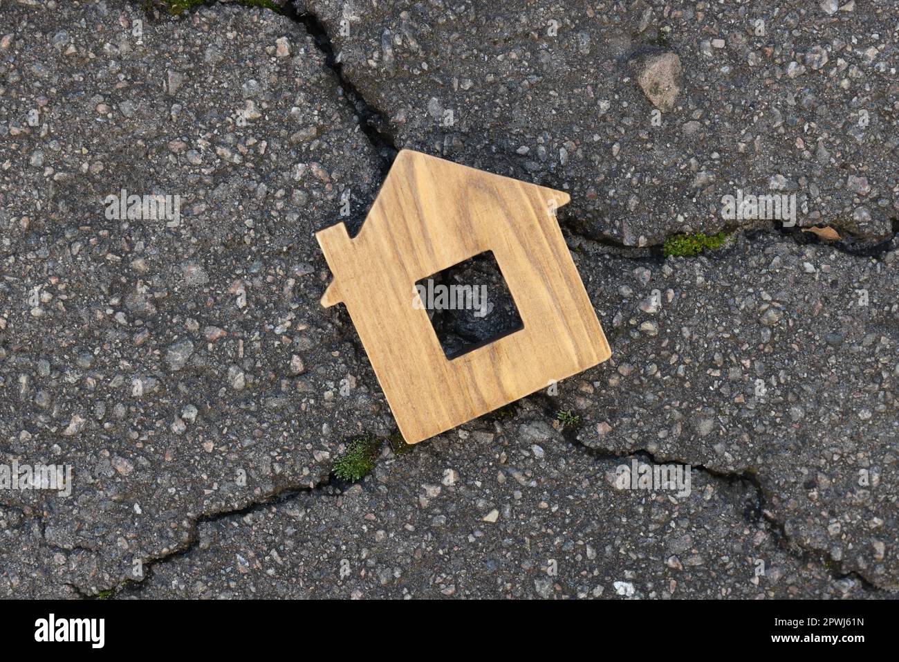 Wooden house model on cracked asphalt, top view. Earthquake disaster ...