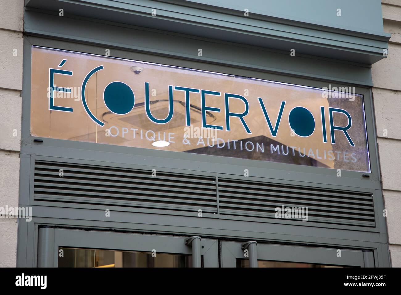 lyon , Aura France - 04 24 2023 : ecouter voir mutualist optics and ...