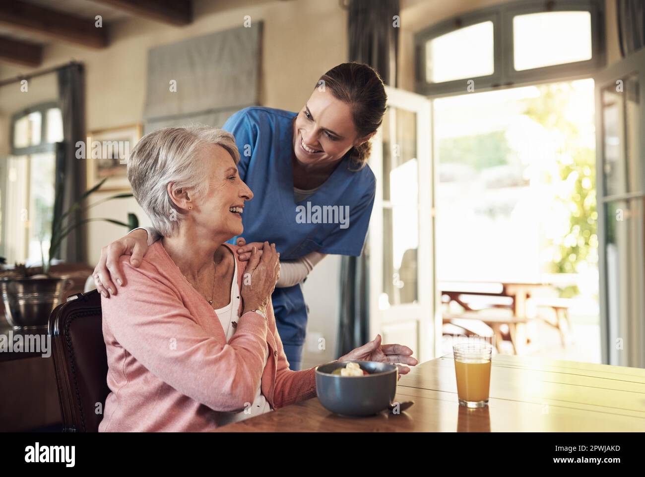 Elderly people eating nursing home hi-res stock photography and images ...