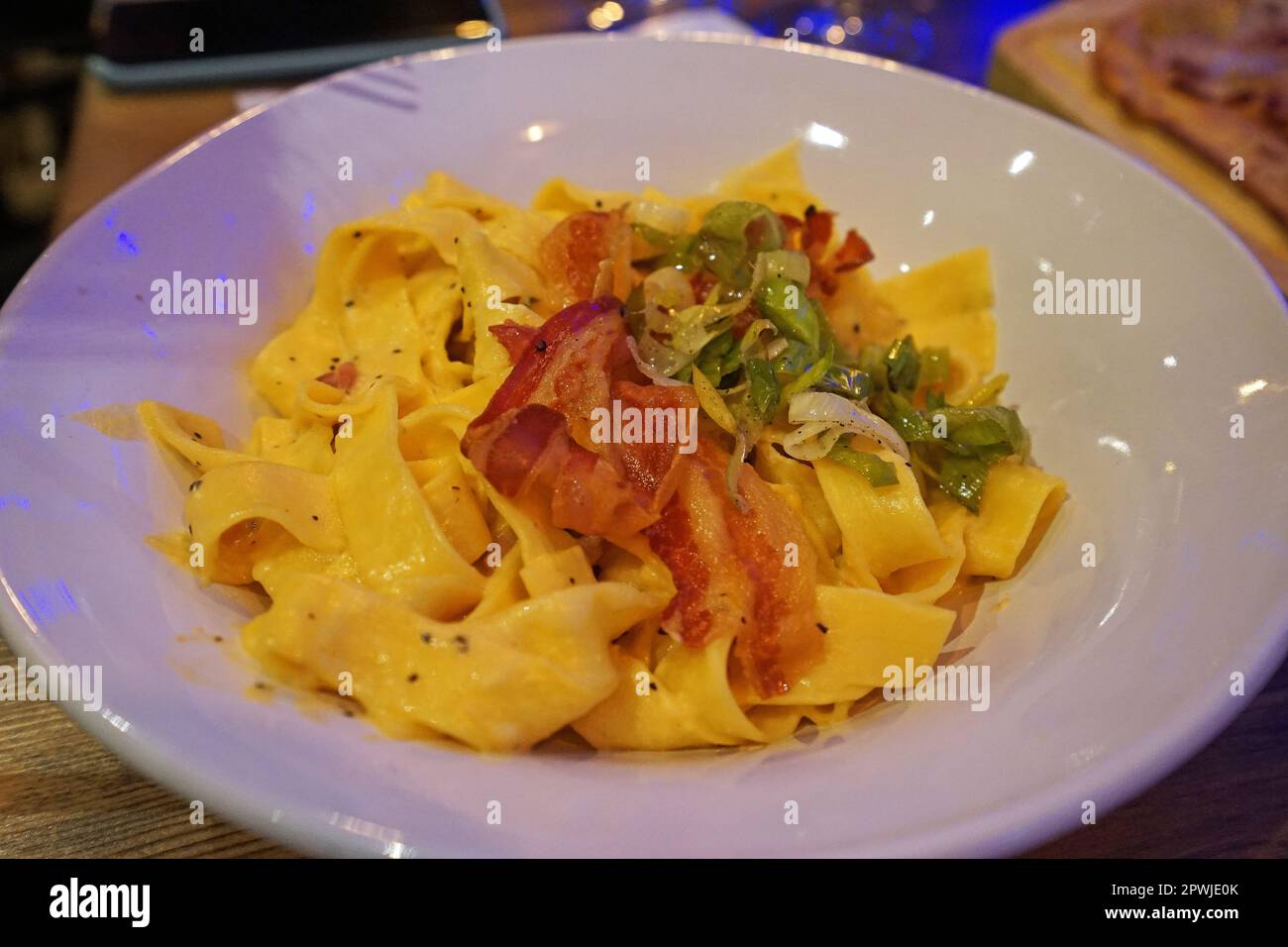 Close up Carbonara pasta with crispy bacon bits Stock Photo - Alamy