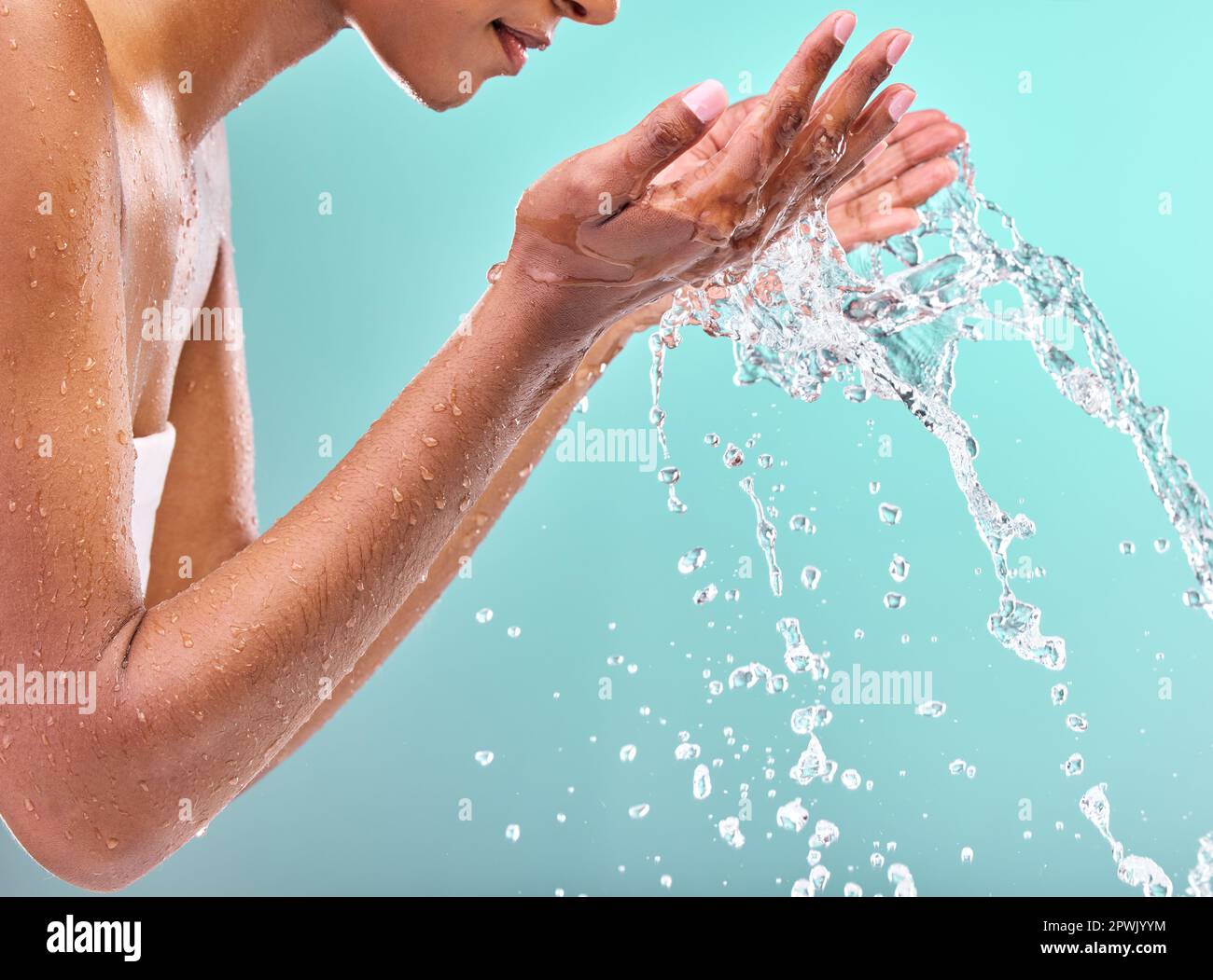 Hand cupping water hi-res stock photography and images - Alamy