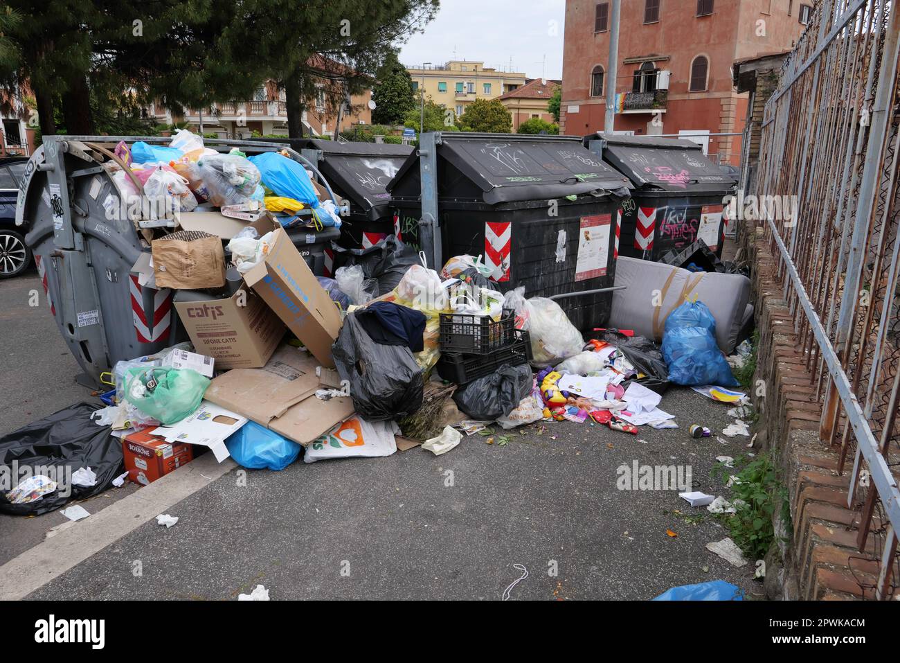RUBBISH AND RIBBISH BINS ABANDONED ON THE STREET Stock Photo - Alamy