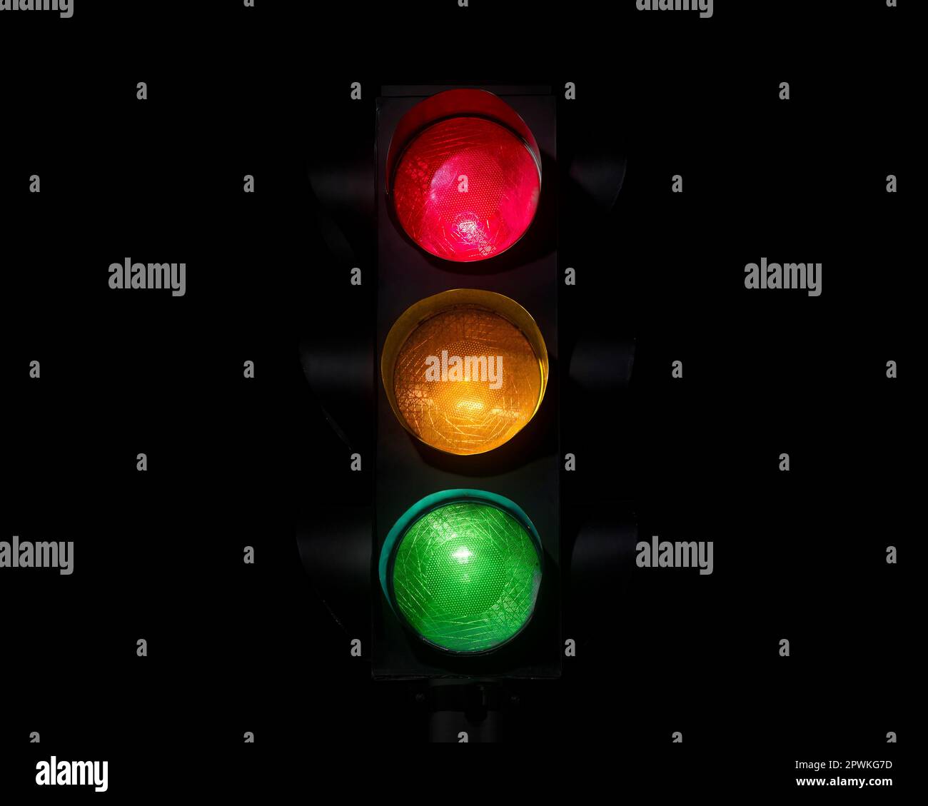 Traffic light on completely dark background Stock Photo - Alamy