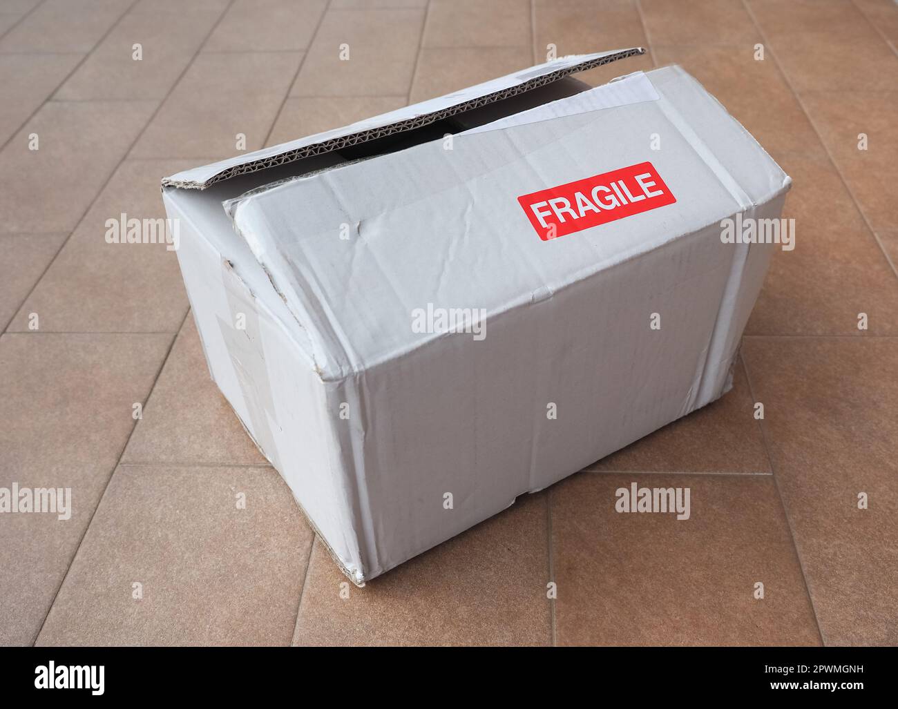 fragile warning sign label tag on a cardboard box Stock Photo - Alamy
