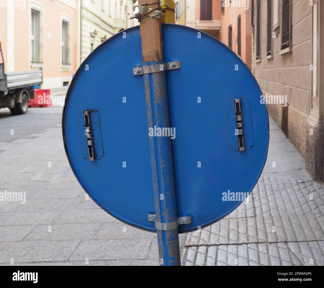 blue blank rear side of street sign Stock Photo - Alamy