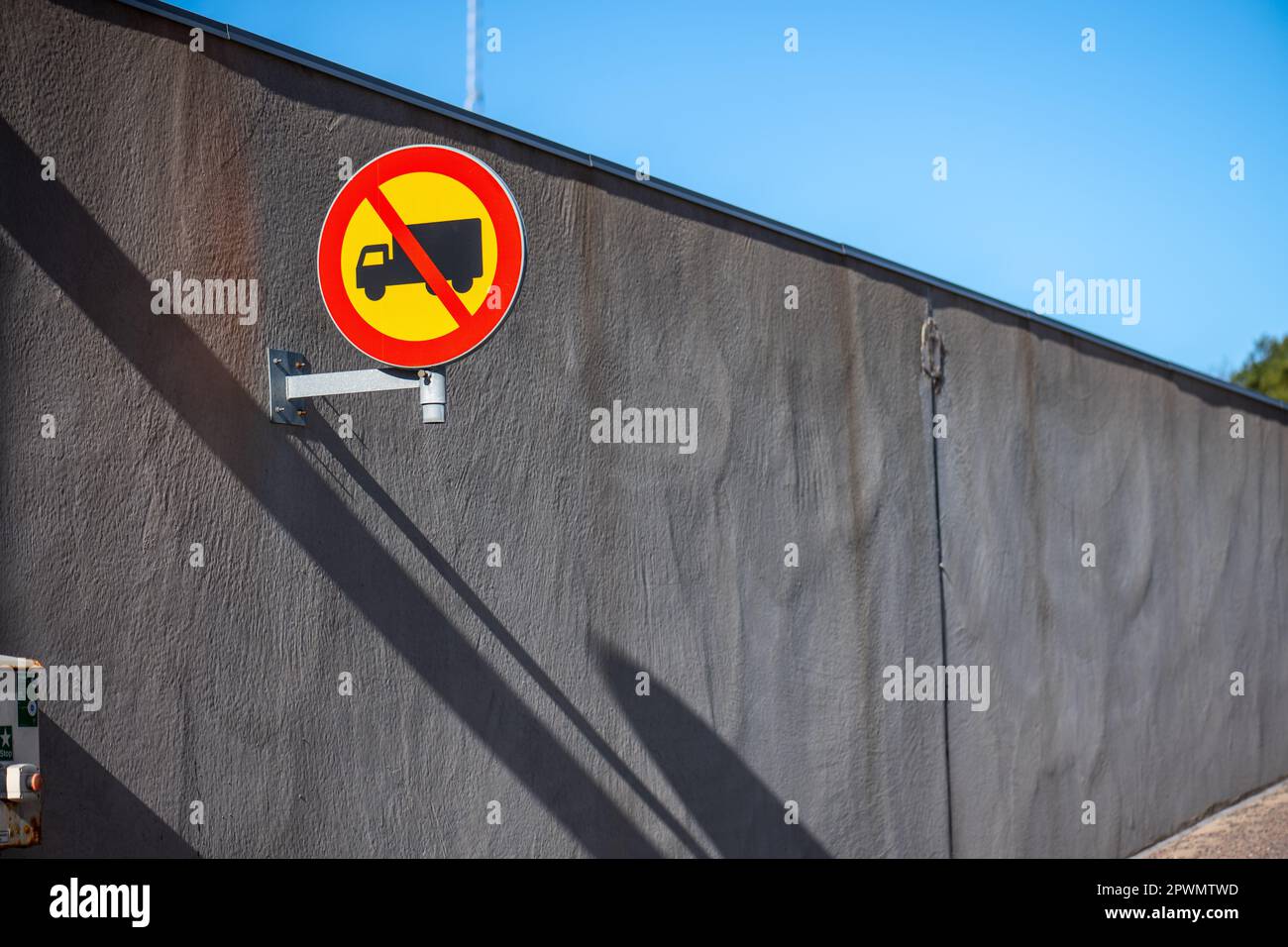 Lorries prohibited sign by a car ramp Stock Photo - Alamy