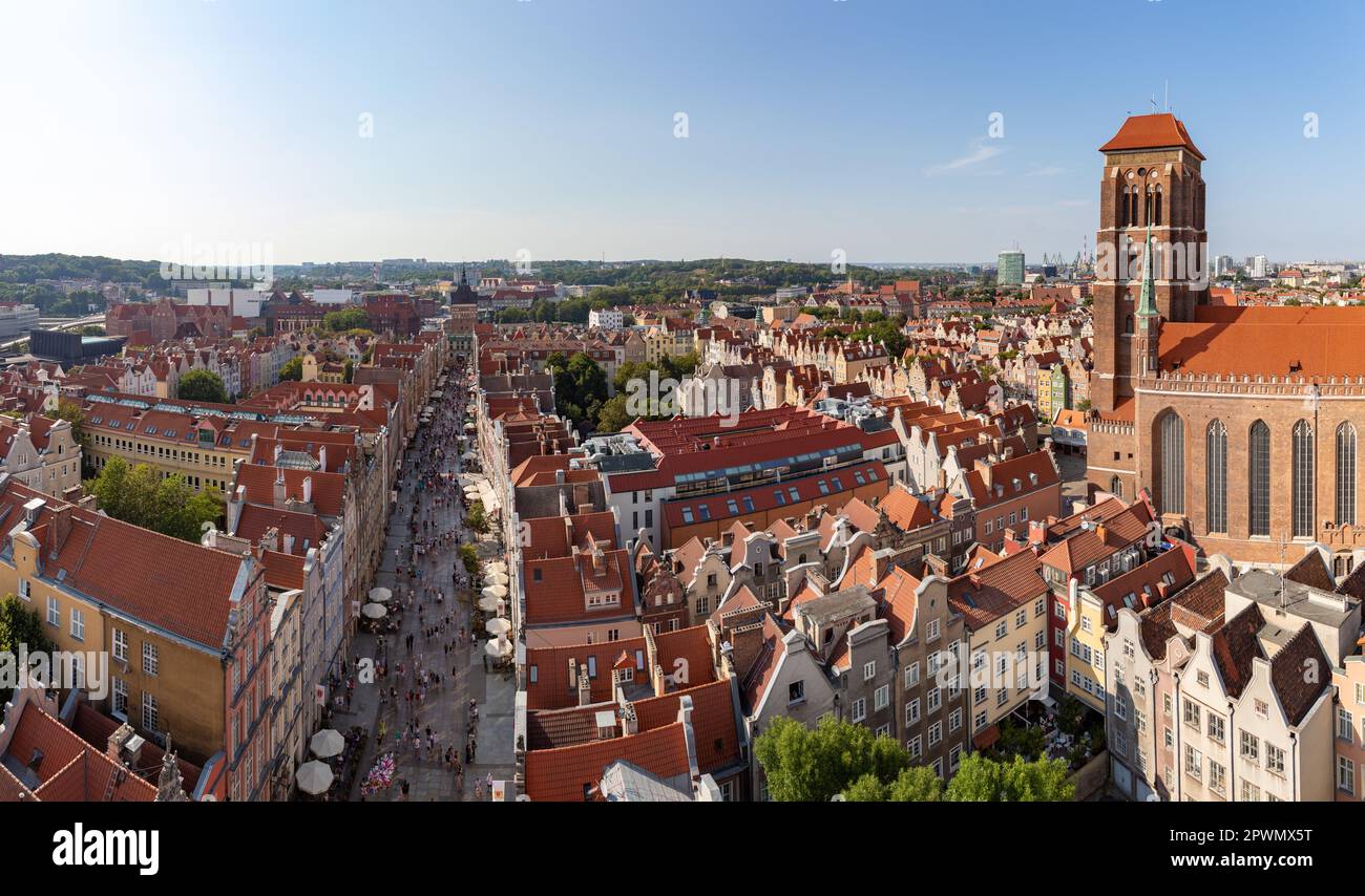 A picture of a crowded Long Street, the St. Mary's Church and old town ...