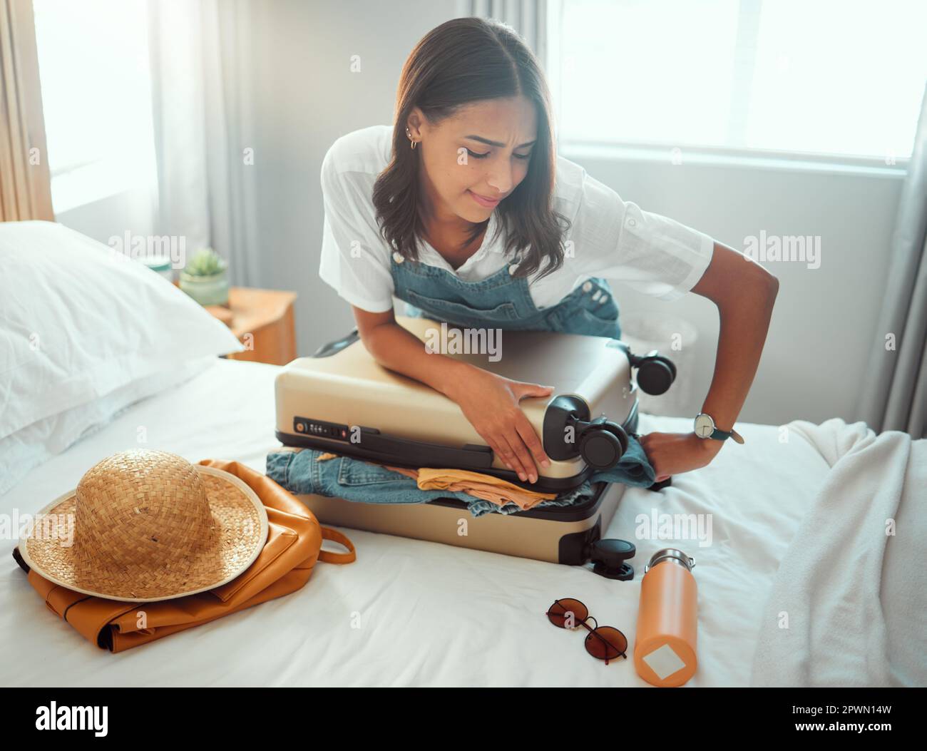 Overloaded suitcase hi-res stock photography and images - Alamy