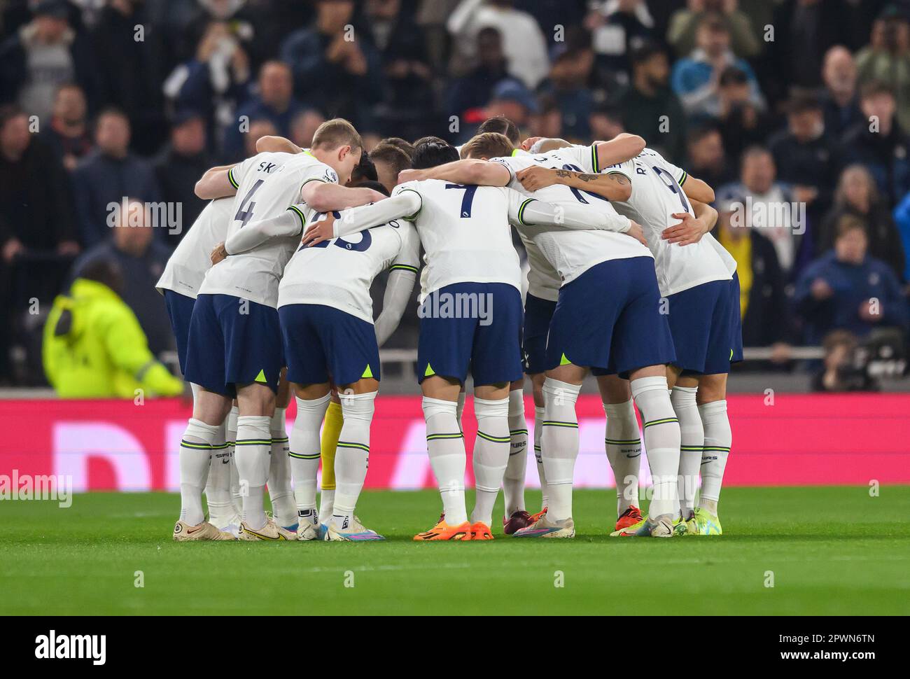 Tottenham hotspur players huddle hi-res stock photography and images ...