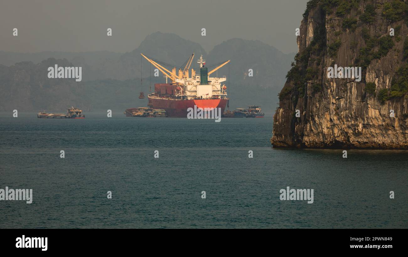 General cargo ships and bulk carriers transporting dry loose cargo ...