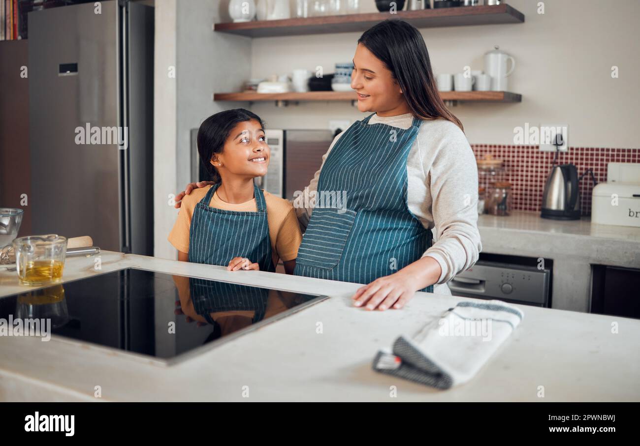 Pregnant women cooking hi-res stock photography and images - Alamy