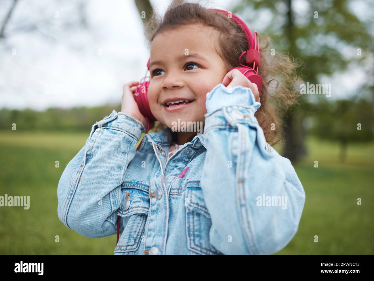 Children listening to radio hi-res stock photography and images - Alamy