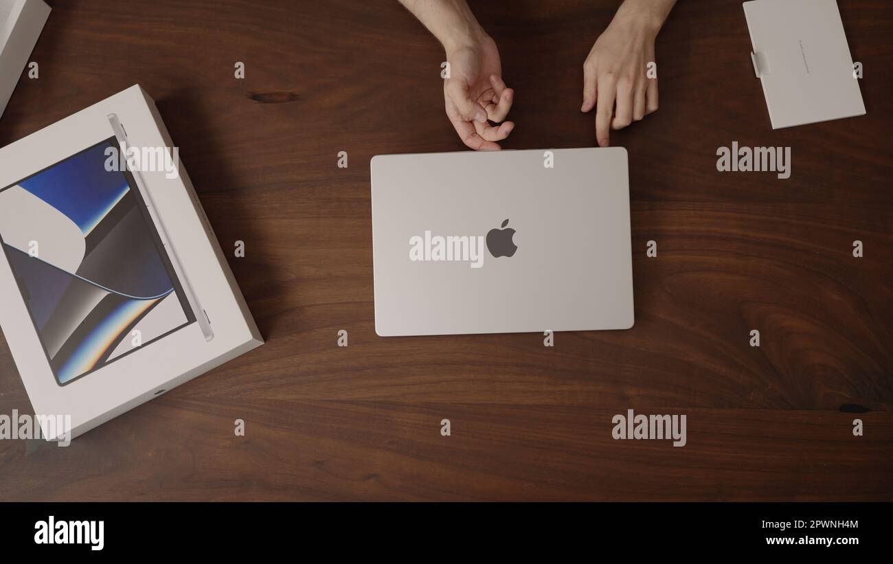 Unpacking new laptop macbook 14 hi-res stock photography and images - Alamy