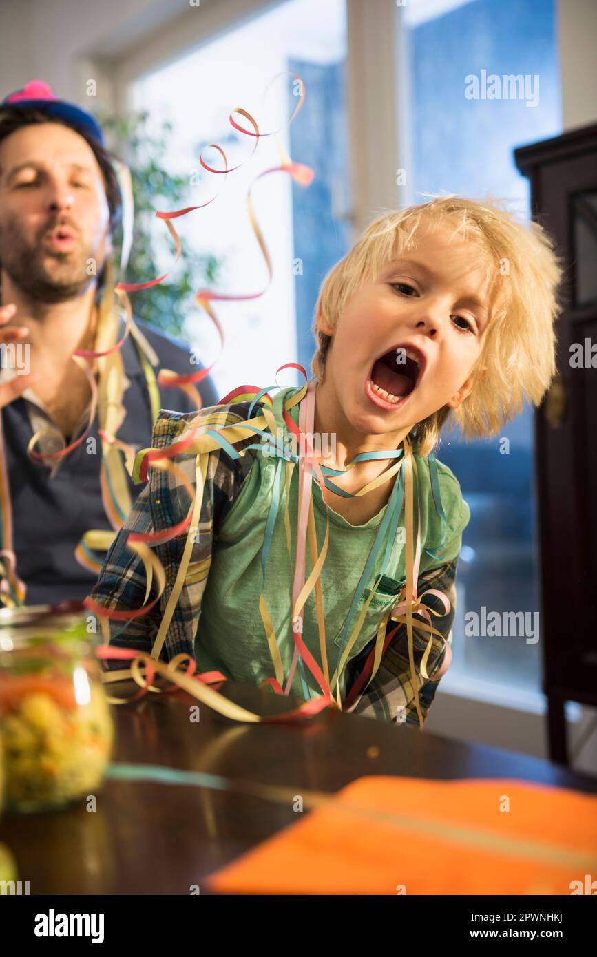 Streamers party people house hi-res stock photography and images - Alamy