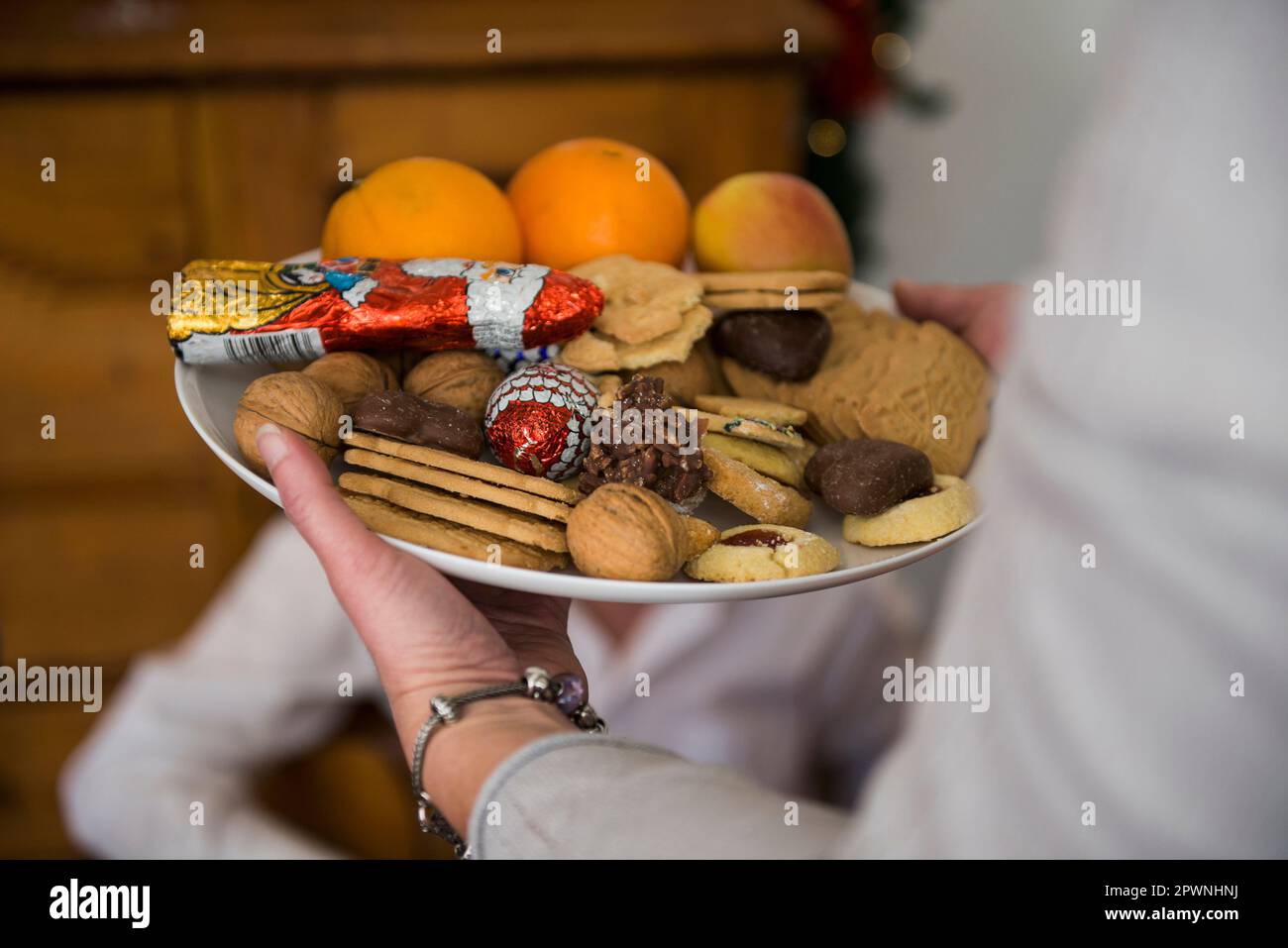 Woman holding plate of cookies hi-res stock photography and images - Alamy