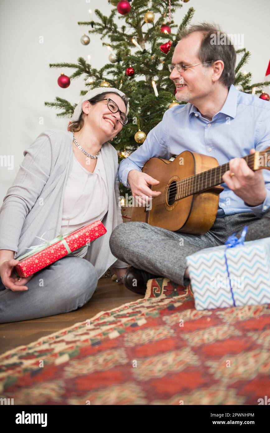 Couple singing and playing guitar Stock Photo - Alamy