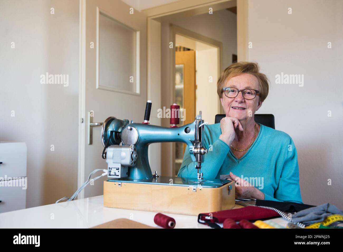 Woman working sewing machine hi-res stock photography and images - Alamy