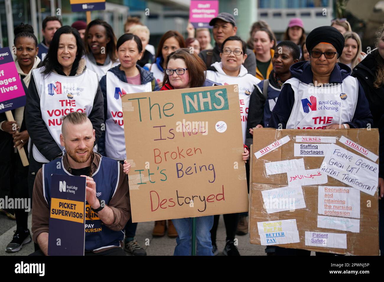 Members of the Royal College of Nursing union on the picket line ...
