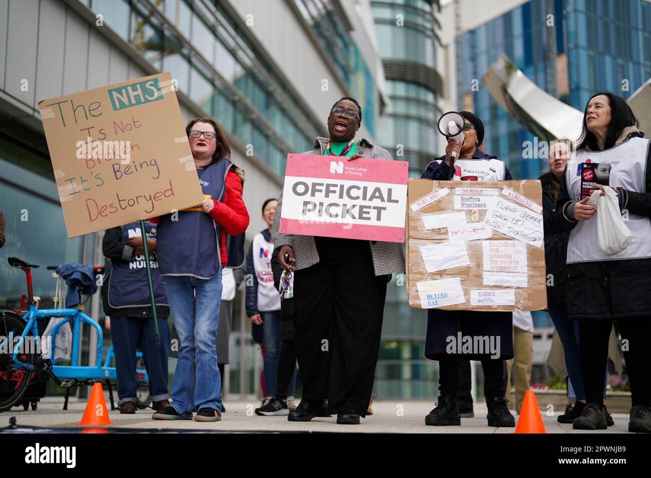 Members of the Royal College of Nursing union on the picket line ...