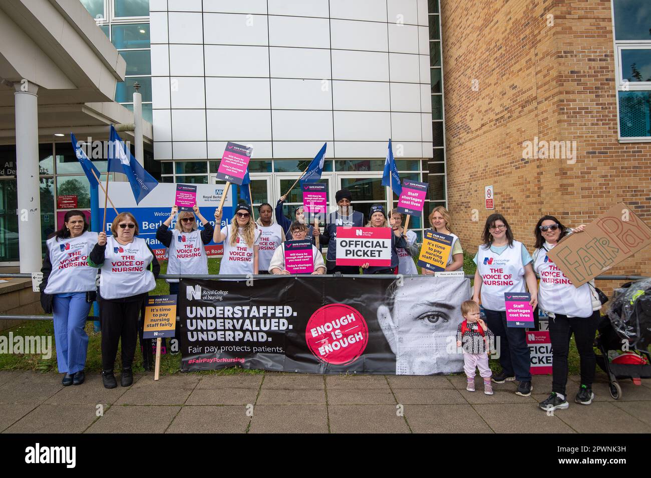 Reading Berkshire Uk 1st May 2023 Nurses Picketing Outside The Nhs