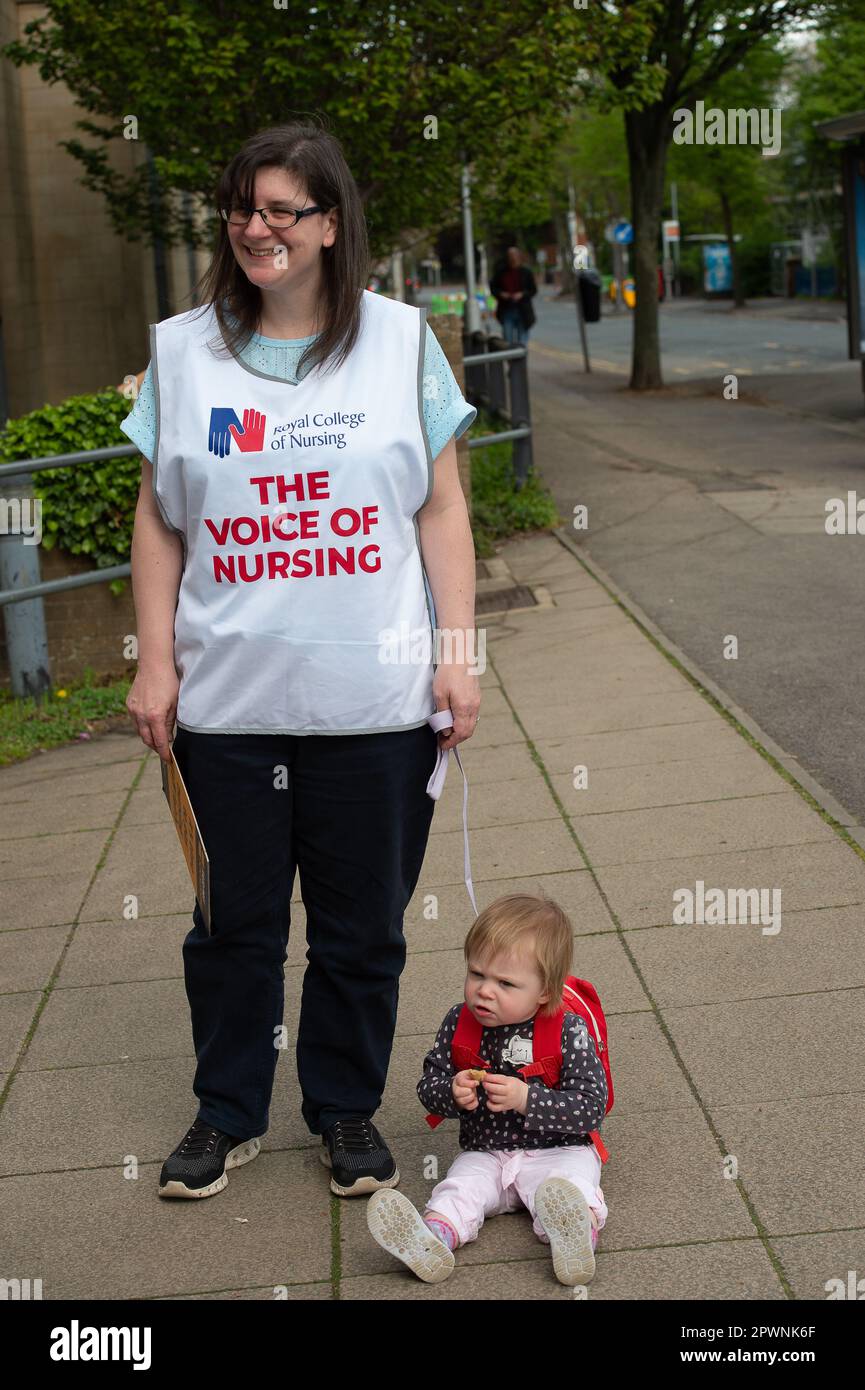Reading, Berkshire, UK. 1st May, 2023. Nurses picketing outside the NHS ...