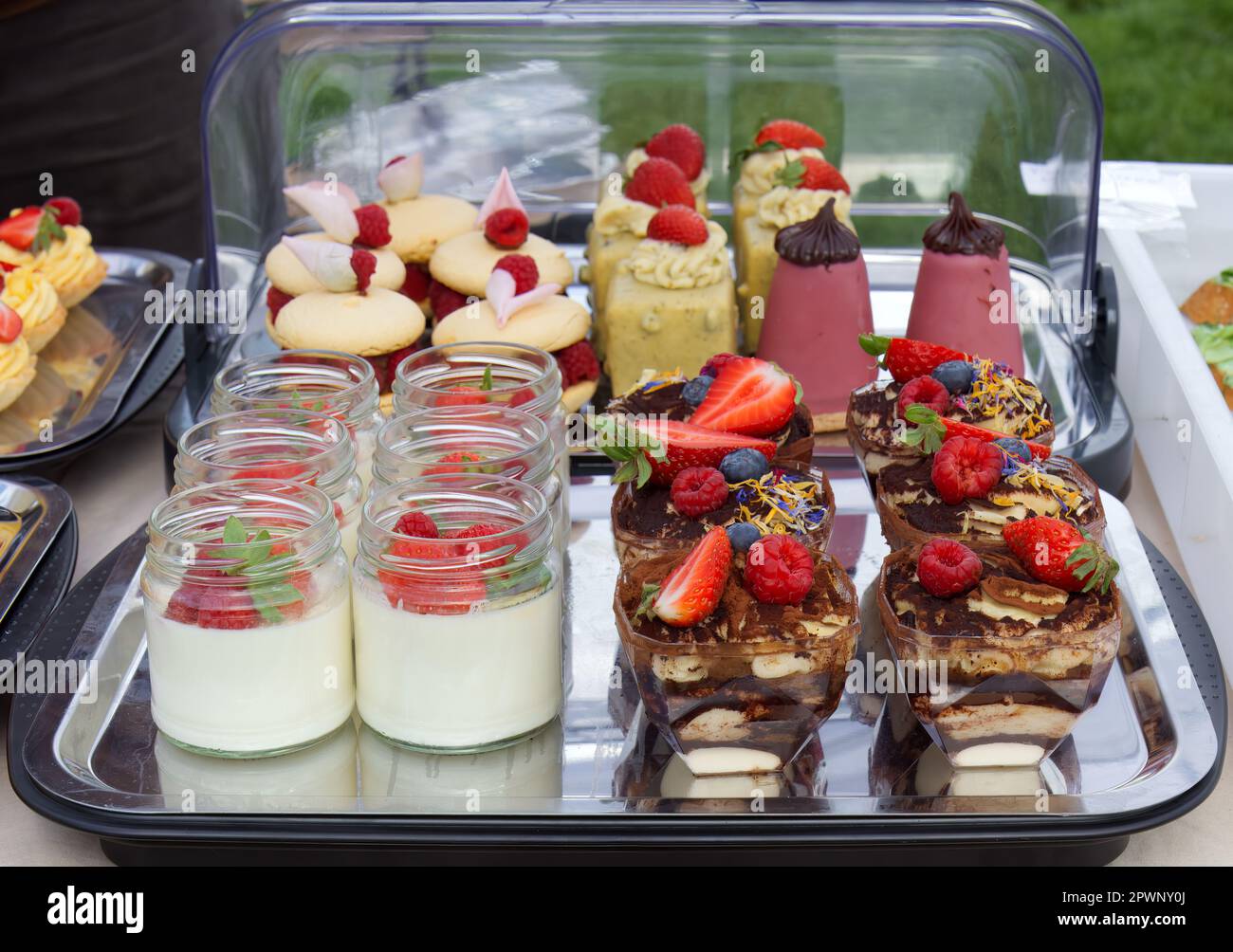 Sale of desserts, tiramisu, panna cotta, maxi macrons and other goodies ...