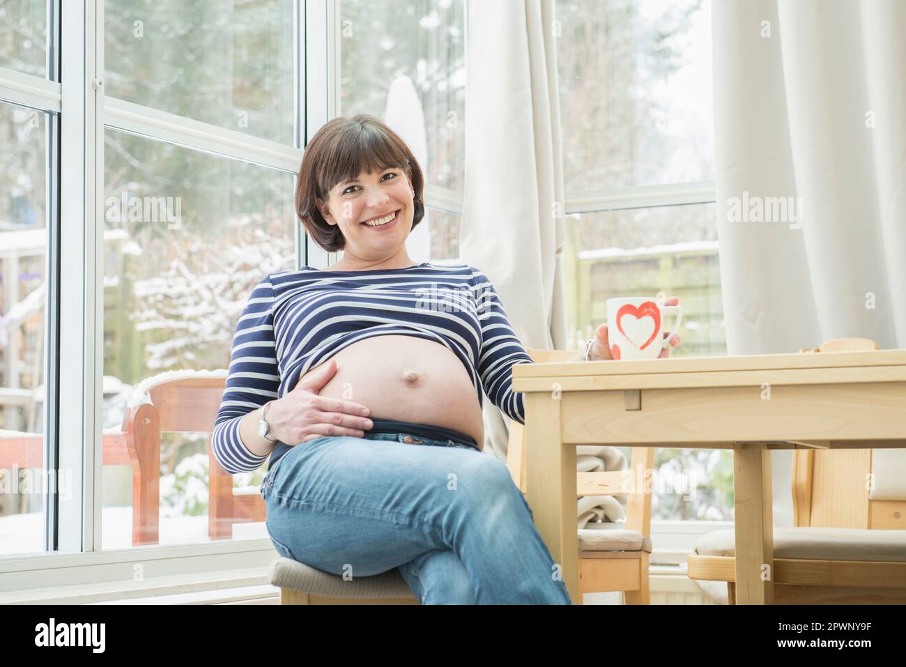 Women legs crossed sitting hi-res stock photography and images - Alamy