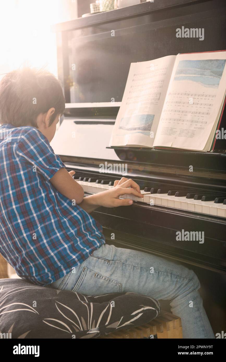 Piano boy playing one person hi-res stock photography and images - Alamy